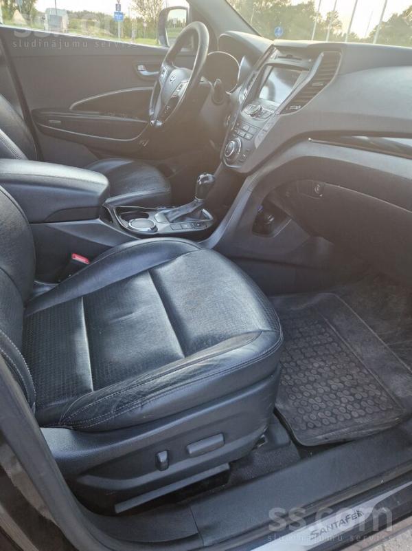 Black Hyundai Santa Fe 2013 in Liepaja, with an engine capacity of 2.20 L and mileage of 303 thousand km for 8700 €, photo 7 on AUTOMOTO.COM.LV