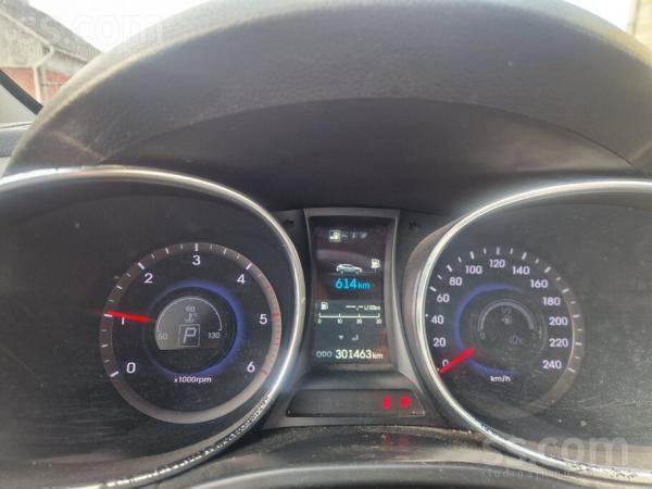 Black Hyundai Santa Fe 2013 in Liepaja, with an engine capacity of 2.20 L and mileage of 303 thousand km for 8700 €, photo 10 on AUTOMOTO.COM.LV