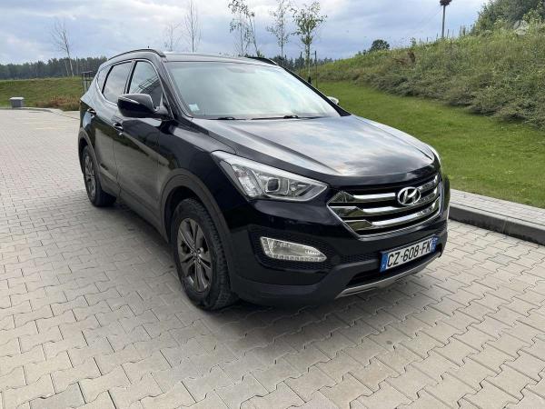 Black Hyundai Santa Fe 2013 in Vilnius, with an engine capacity of 2.20 L and mileage of 250 thousand km for 9000 €, photo 3 on AUTOMOTO.COM.LV