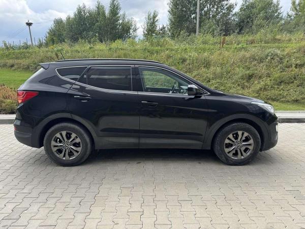 Black Hyundai Santa Fe 2013 in Vilnius, with an engine capacity of 2.20 L and mileage of 250 thousand km for 9000 €, photo 4 on AUTOMOTO.COM.LV