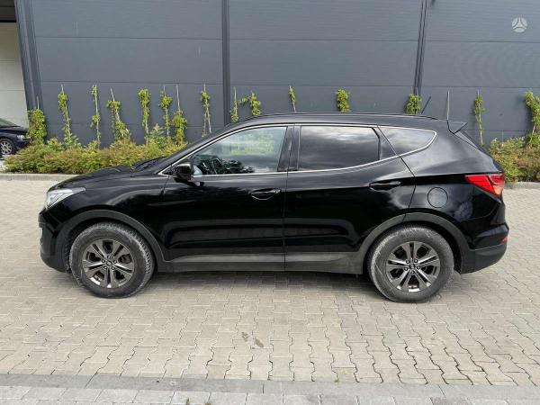 Black Hyundai Santa Fe 2013 in Vilnius, with an engine capacity of 2.20 L and mileage of 250 thousand km for 9000 €, photo 8 on AUTOMOTO.COM.LV