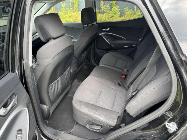 Black Hyundai Santa Fe 2013 in Vilnius, with an engine capacity of 2.20 L and mileage of 250 thousand km for 9000 €, photo 10 on AUTOMOTO.COM.LV