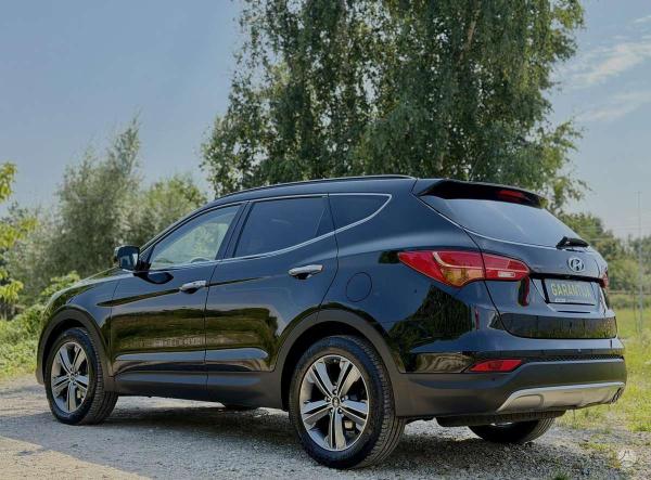 Black Hyundai Santa Fe 2013 in Siauliai, with an engine capacity of 2.19 L and mileage of 218 thousand km for 13650 €, photo 3 on AUTOMOTO.COM.LV