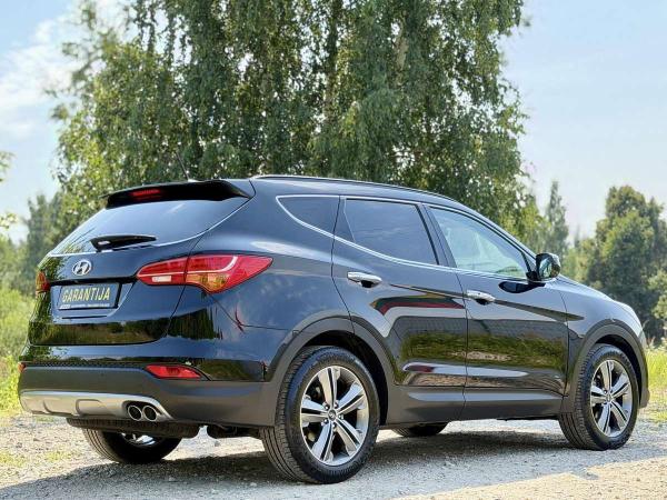 Black Hyundai Santa Fe 2013 in Siauliai, with an engine capacity of 2.19 L and mileage of 218 thousand km for 13650 €, photo 4 on AUTOMOTO.COM.LV