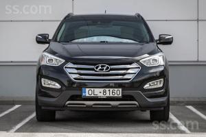 Black Hyundai Santa Fe 2013 in Riga, with an engine capacity of 2.20 L and mileage of 245 thousand km for 10990 €, photo 3 on AUTOMOTO.COM.LV