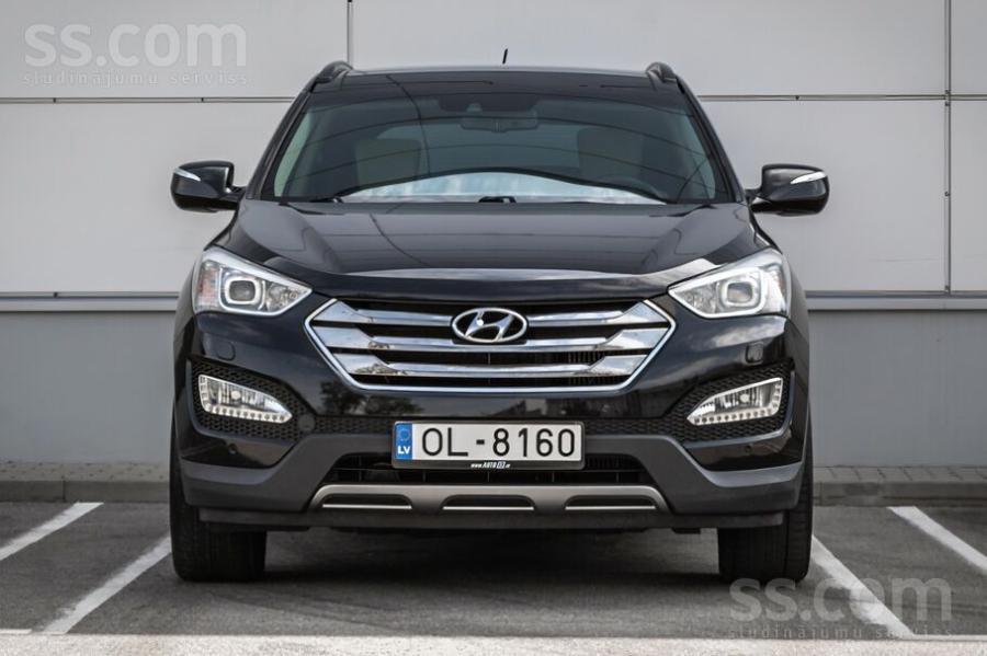 Black Hyundai Santa Fe 2013 in Riga, with an engine capacity of 2.20 L and mileage of 245 thousand km for 10990 €, photo 3 on AUTOMOTO.COM.LV