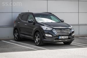 Black Hyundai Santa Fe 2013 in Riga, with an engine capacity of 2.20 L and mileage of 245 thousand km for 10990 €, photo 4 on AUTOMOTO.COM.LV