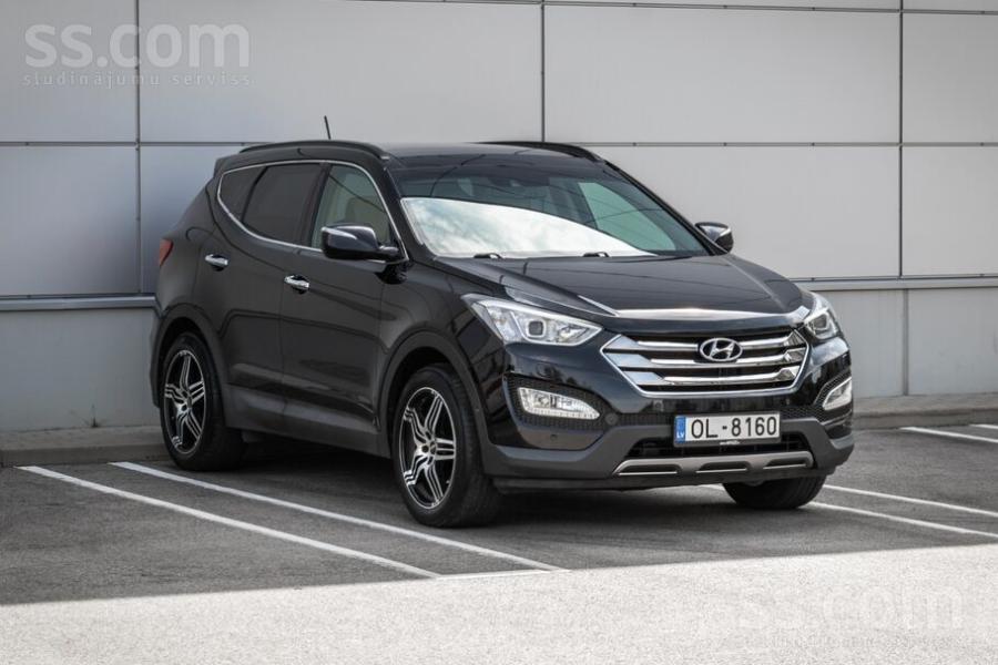Black Hyundai Santa Fe 2013 in Riga, with an engine capacity of 2.20 L and mileage of 245 thousand km for 10990 €, photo 4 on AUTOMOTO.COM.LV