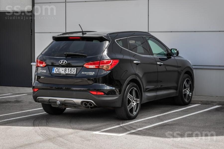 Black Hyundai Santa Fe 2013 in Riga, with an engine capacity of 2.20 L and mileage of 245 thousand km for 10990 €, photo 6 on AUTOMOTO.COM.LV