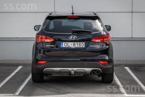 Black Hyundai Santa Fe 2013 in Riga, with an engine capacity of 2.20 L and mileage of 245 thousand km for 10990 €, photo 7 on AUTOMOTO.COM.LV