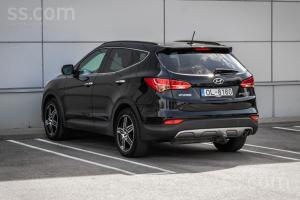 Black Hyundai Santa Fe 2013 in Riga, with an engine capacity of 2.20 L and mileage of 245 thousand km for 10990 €, photo 8 on AUTOMOTO.COM.LV