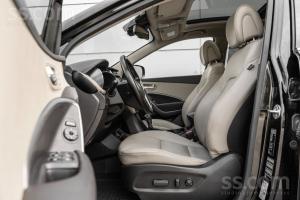 Black Hyundai Santa Fe 2013 in Riga, with an engine capacity of 2.20 L and mileage of 245 thousand km for 10990 €, photo 10 on AUTOMOTO.COM.LV