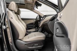 Black Hyundai Santa Fe 2013 in Riga, with an engine capacity of 2.20 L and mileage of 245 thousand km for 10990 €, photo 11 on AUTOMOTO.COM.LV