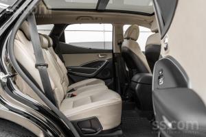 Black Hyundai Santa Fe 2013 in Riga, with an engine capacity of 2.20 L and mileage of 245 thousand km for 10990 €, photo 13 on AUTOMOTO.COM.LV