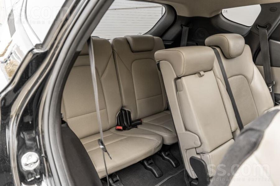 Black Hyundai Santa Fe 2013 in Riga, with an engine capacity of 2.20 L and mileage of 245 thousand km for 10990 €, photo 14 on AUTOMOTO.COM.LV