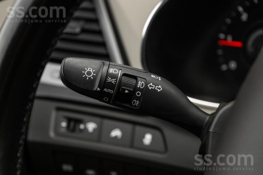 Black Hyundai Santa Fe 2013 in Riga, with an engine capacity of 2.20 L and mileage of 245 thousand km for 10990 €, photo 18 on AUTOMOTO.COM.LV