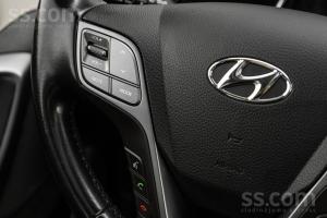 Black Hyundai Santa Fe 2013 in Riga, with an engine capacity of 2.20 L and mileage of 245 thousand km for 10990 €, photo 19 on AUTOMOTO.COM.LV