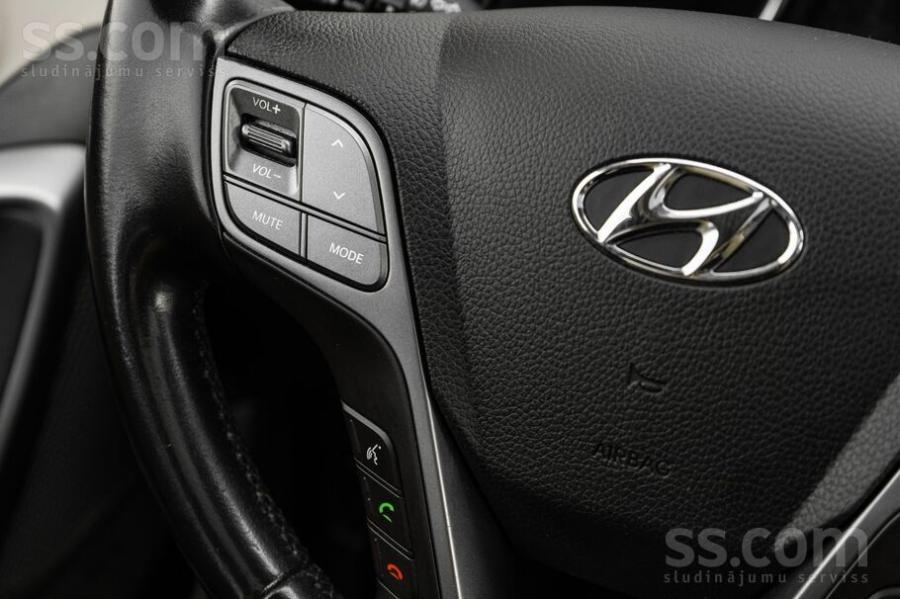 Black Hyundai Santa Fe 2013 in Riga, with an engine capacity of 2.20 L and mileage of 245 thousand km for 10990 €, photo 19 on AUTOMOTO.COM.LV