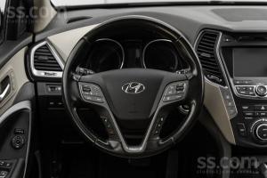 Black Hyundai Santa Fe 2013 in Riga, with an engine capacity of 2.20 L and mileage of 245 thousand km for 10990 €, photo 20 on AUTOMOTO.COM.LV