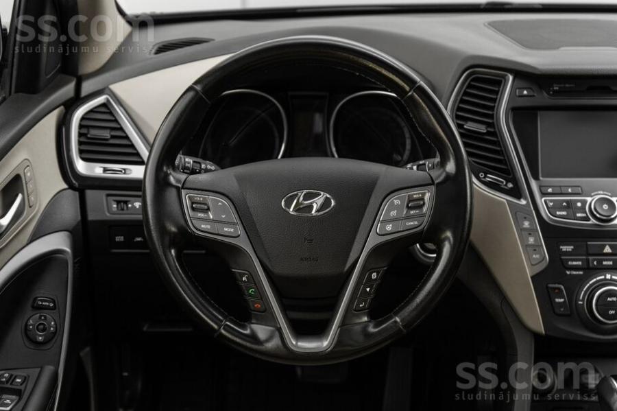 Black Hyundai Santa Fe 2013 in Riga, with an engine capacity of 2.20 L and mileage of 245 thousand km for 10990 €, photo 20 on AUTOMOTO.COM.LV