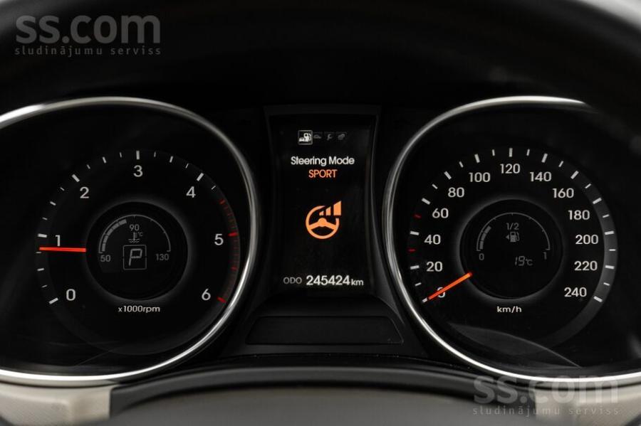 Black Hyundai Santa Fe 2013 in Riga, with an engine capacity of 2.20 L and mileage of 245 thousand km for 10990 €, photo 21 on AUTOMOTO.COM.LV