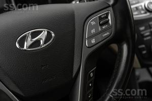 Black Hyundai Santa Fe 2013 in Riga, with an engine capacity of 2.20 L and mileage of 245 thousand km for 10990 €, photo 22 on AUTOMOTO.COM.LV