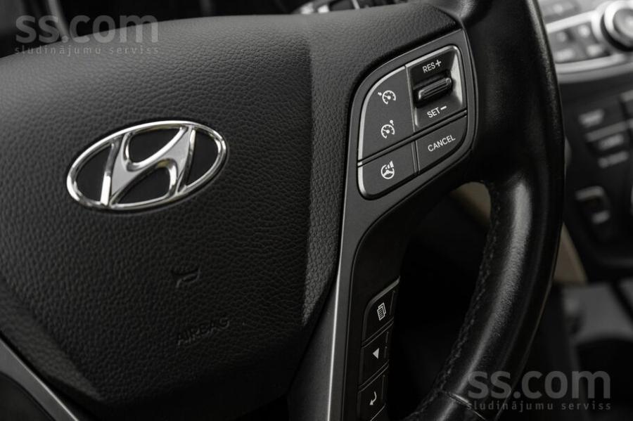 Black Hyundai Santa Fe 2013 in Riga, with an engine capacity of 2.20 L and mileage of 245 thousand km for 10990 €, photo 22 on AUTOMOTO.COM.LV