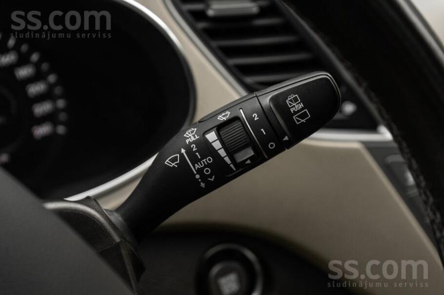 Black Hyundai Santa Fe 2013 in Riga, with an engine capacity of 2.20 L and mileage of 245 thousand km for 10990 €, photo 23 on AUTOMOTO.COM.LV