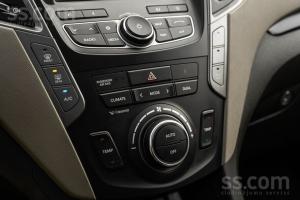 Black Hyundai Santa Fe 2013 in Riga, with an engine capacity of 2.20 L and mileage of 245 thousand km for 10990 €, photo 25 on AUTOMOTO.COM.LV