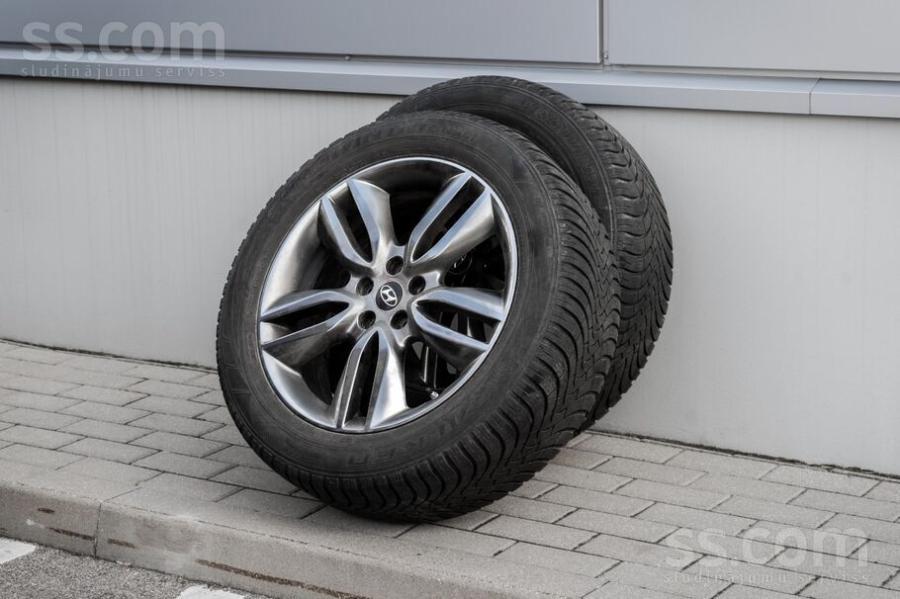 Black Hyundai Santa Fe 2013 in Riga, with an engine capacity of 2.20 L and mileage of 245 thousand km for 10990 €, photo 31 on AUTOMOTO.COM.LV