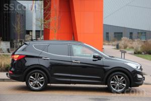 Black Hyundai Santa Fe 2013 in Riga, with an engine capacity of 2.20 L and mileage of 198 thousand km for 10000 €, photo 4 on AUTOMOTO.COM.LV