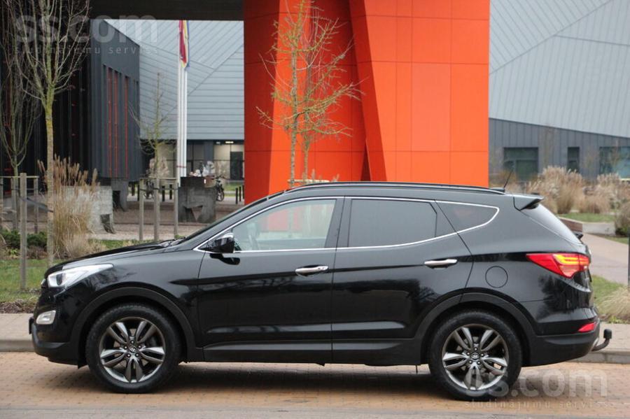 Black Hyundai Santa Fe 2013 in Riga, with an engine capacity of 2.20 L and mileage of 198 thousand km for 10000 €, photo 5 on AUTOMOTO.COM.LV