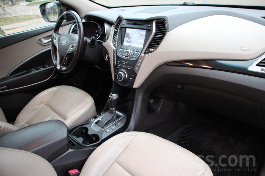 Black Hyundai Santa Fe 2013 in Riga, with an engine capacity of 2.20 L and mileage of 198 thousand km for 10000 €, photo 8 on AUTOMOTO.COM.LV