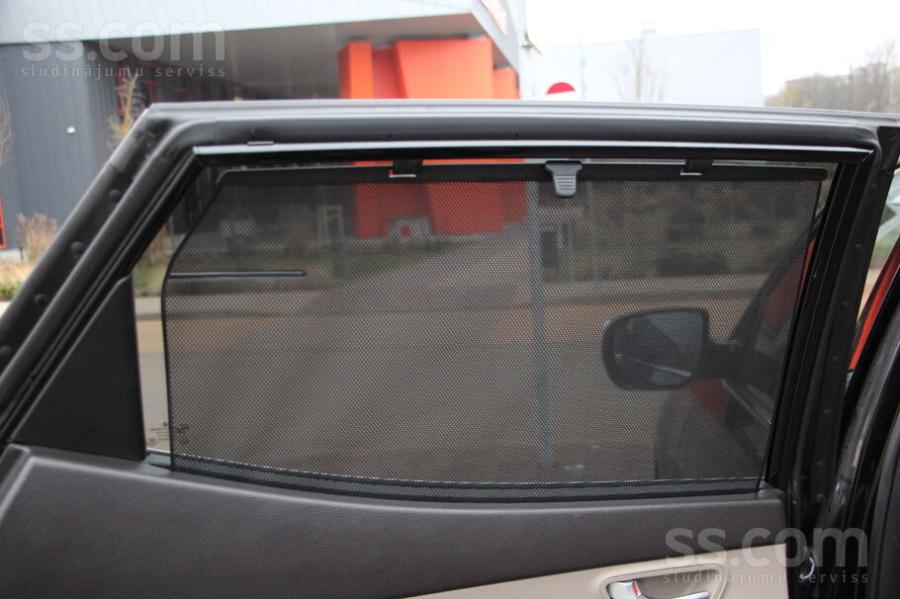 Black Hyundai Santa Fe 2013 in Riga, with an engine capacity of 2.20 L and mileage of 198 thousand km for 10000 €, photo 9 on AUTOMOTO.COM.LV