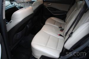 Black Hyundai Santa Fe 2013 in Riga, with an engine capacity of 2.20 L and mileage of 198 thousand km for 10000 €, photo 12 on AUTOMOTO.COM.LV