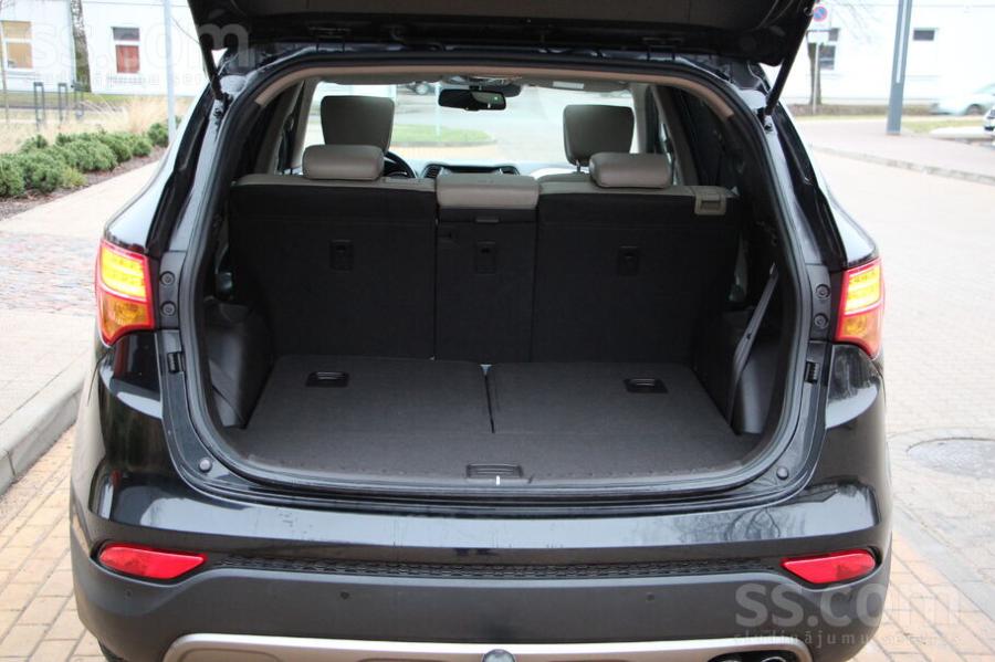Black Hyundai Santa Fe 2013 in Riga, with an engine capacity of 2.20 L and mileage of 198 thousand km for 10000 €, photo 15 on AUTOMOTO.COM.LV