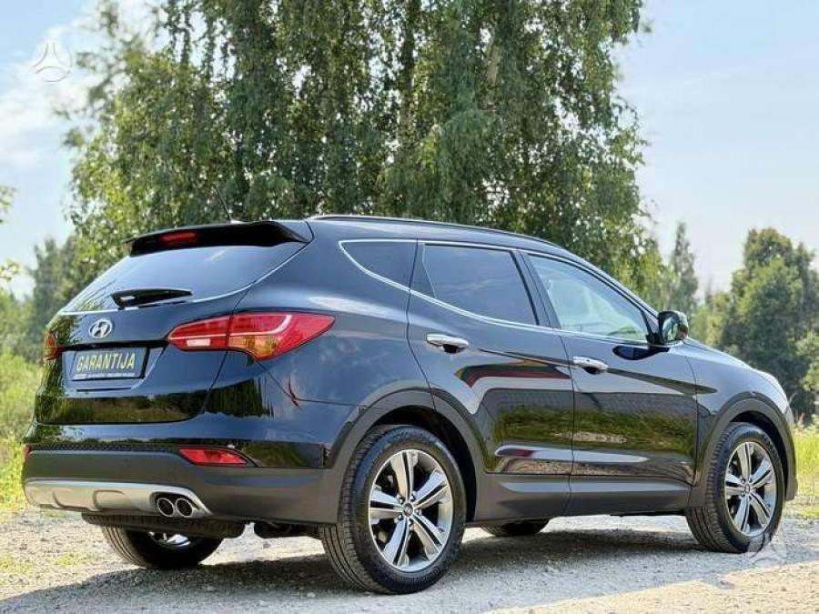 Black Hyundai Santa Fe 2013 in Siauliai, with an engine capacity of 2.20 L and mileage of 218 thousand km for 13650 €, photo 5 on AUTOMOTO.COM.LV