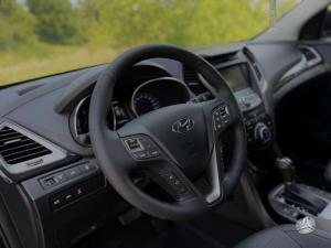 Black Hyundai Santa Fe 2013 in Siauliai, with an engine capacity of 2.20 L and mileage of 218 thousand km for 13650 €, photo 26 on AUTOMOTO.COM.LV