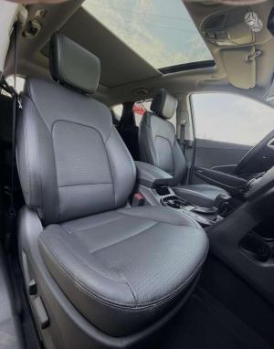 Black Hyundai Santa Fe 2013 in Siauliai, with an engine capacity of 2.20 L and mileage of 218 thousand km for 13650 €, photo 31 on AUTOMOTO.COM.LV