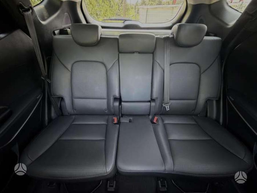 Black Hyundai Santa Fe 2013 in Siauliai, with an engine capacity of 2.20 L and mileage of 218 thousand km for 13650 €, photo 35 on AUTOMOTO.COM.LV