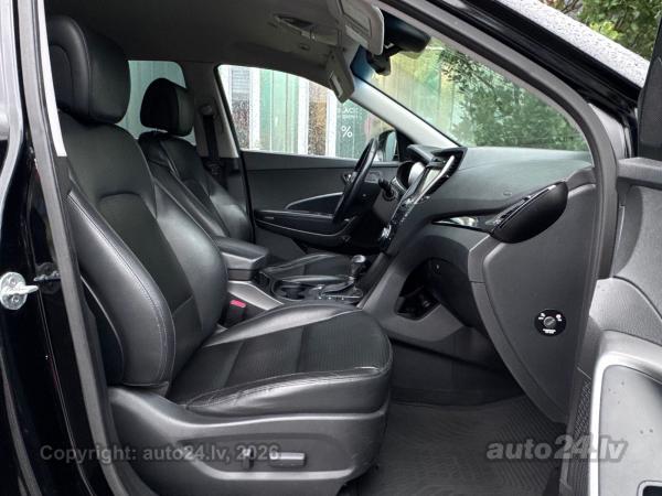 Black Hyundai Santa Fe 2013 in Tallinn, with an engine capacity of 2.20 L and mileage of 266 thousand km for 8950 €, photo 10 on AUTOMOTO.COM.LV