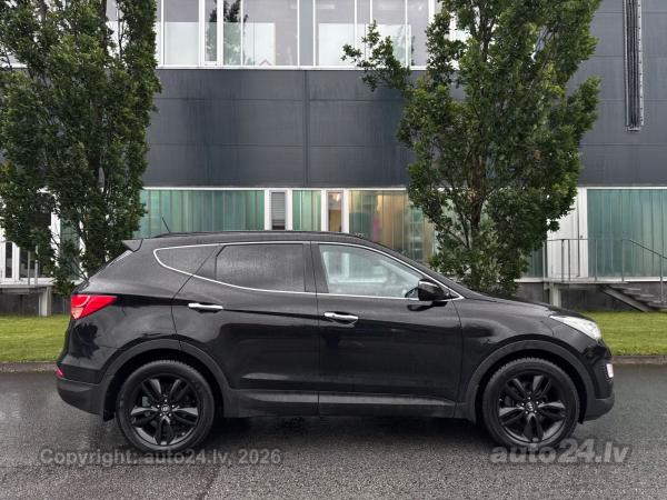 Hyundai Santa Fe 2013 in Tallinn on AUTOMOTO.COM.LV Black Hyundai Santa Fe 2013 in Tallinn, with an engine capacity of 2.20 L and mileage of 266 thousand km for 8950 €, photo 4 on AUTOMOTO.COM.LV
