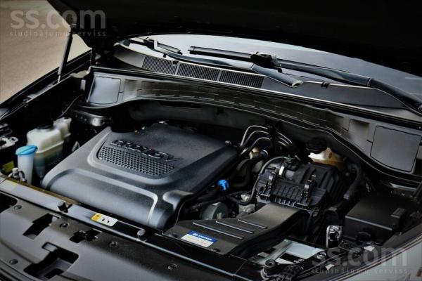 Black Hyundai Santa Fe 2014 in Riga, with an engine capacity of 2.20 L and mileage of 250 thousand km for 11800 €, photo 8 on AUTOMOTO.COM.LV
