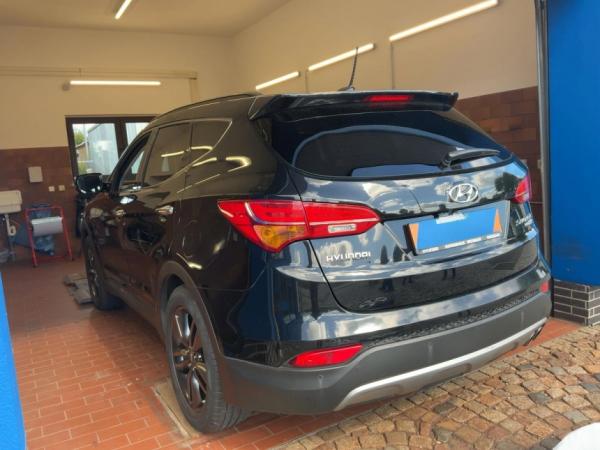 Black Hyundai Santa Fe 2014 in Riga, with an engine capacity of 2.20 L and mileage of 250 thousand km for 13800 €, photo 3 on AUTOMOTO.COM.LV