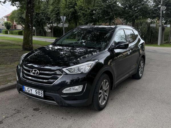 Black Hyundai Santa Fe 2014 in Mazeikiai, with an engine capacity of 2.20 L and mileage of 220 thousand km for 7300 €, photo 1 on AUTOMOTO.COM.LV