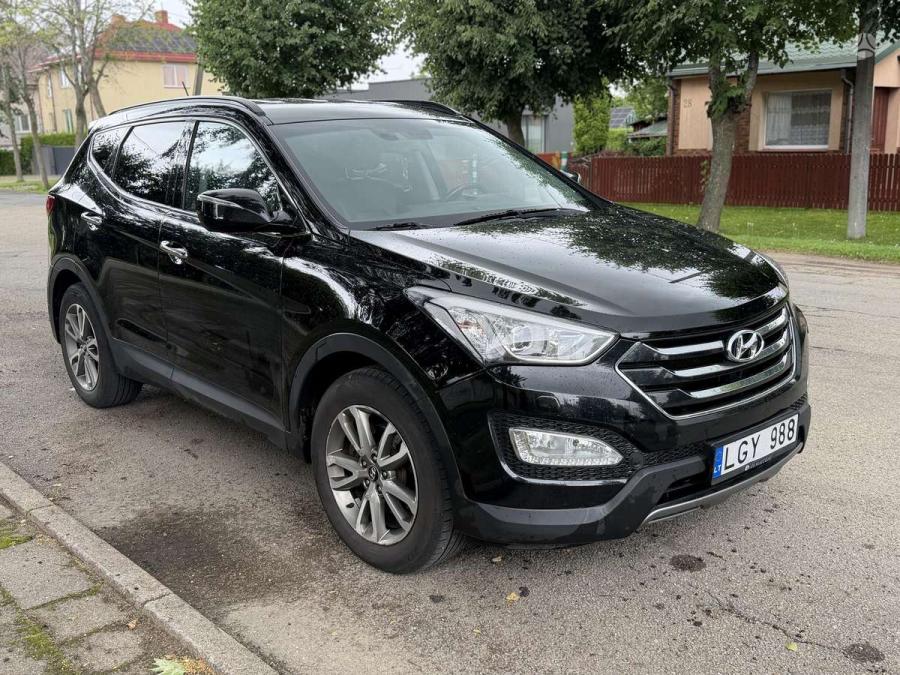 Black Hyundai Santa Fe 2014 in Mazeikiai, with an engine capacity of 2.20 L and mileage of 220 thousand km for 7300 €, photo 3 on AUTOMOTO.COM.LV