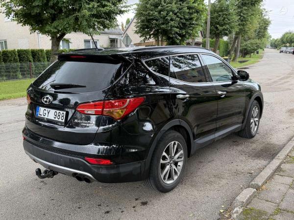 Black Hyundai Santa Fe 2014 in Mazeikiai, with an engine capacity of 2.20 L and mileage of 220 thousand km for 7300 €, photo 3 on AUTOMOTO.COM.LV