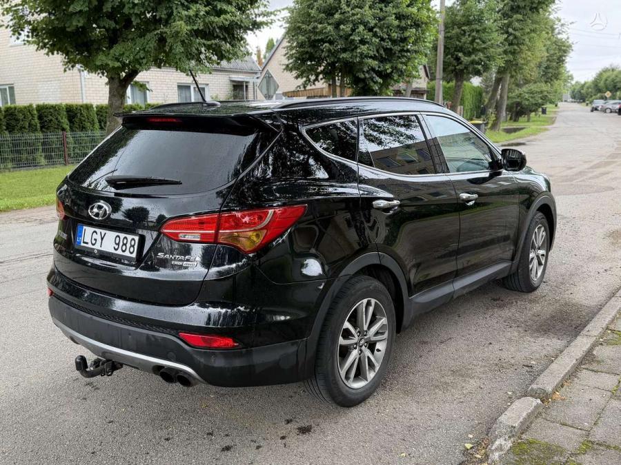 Black Hyundai Santa Fe 2014 in Mazeikiai, with an engine capacity of 2.20 L and mileage of 220 thousand km for 7300 €, photo 4 on AUTOMOTO.COM.LV