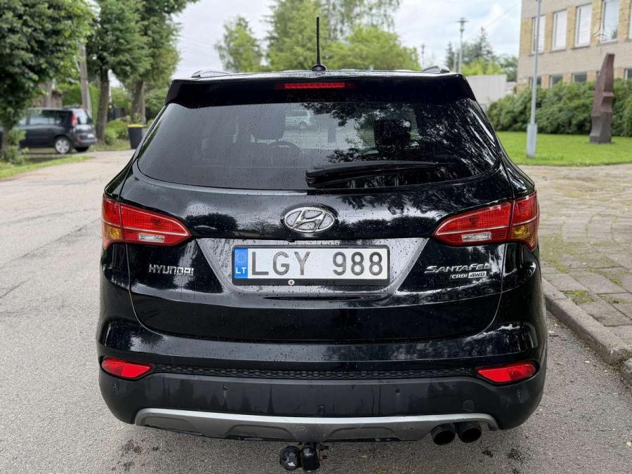 Black Hyundai Santa Fe 2014 in Mazeikiai, with an engine capacity of 2.20 L and mileage of 220 thousand km for 7300 €, photo 5 on AUTOMOTO.COM.LV