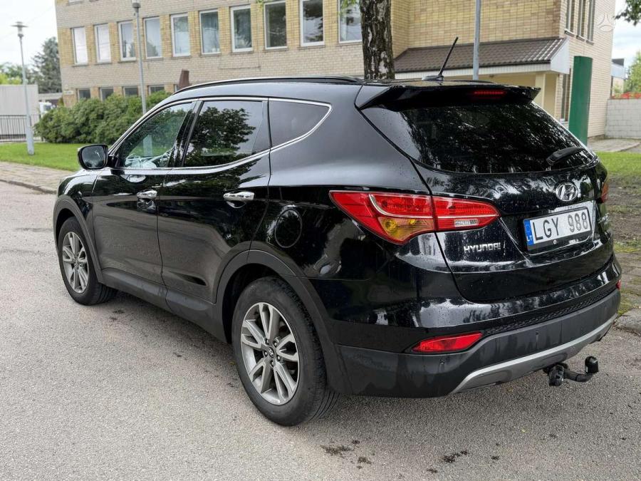 Black Hyundai Santa Fe 2014 in Mazeikiai, with an engine capacity of 2.20 L and mileage of 220 thousand km for 7300 €, photo 6 on AUTOMOTO.COM.LV